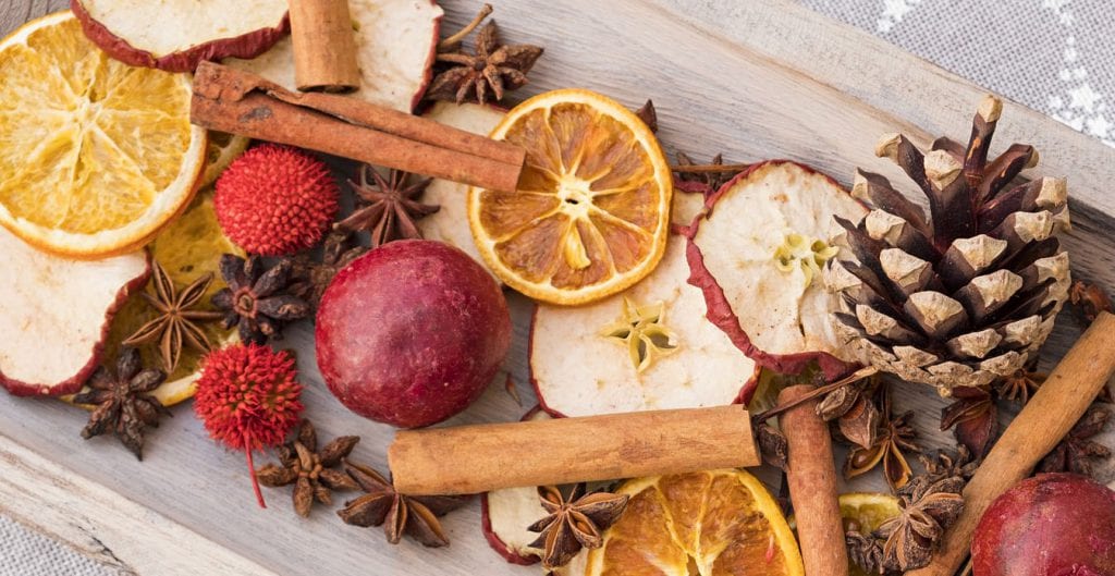 5 Fabulously Fragrant DIY Christmas Scents for the Holidays | Life's ...